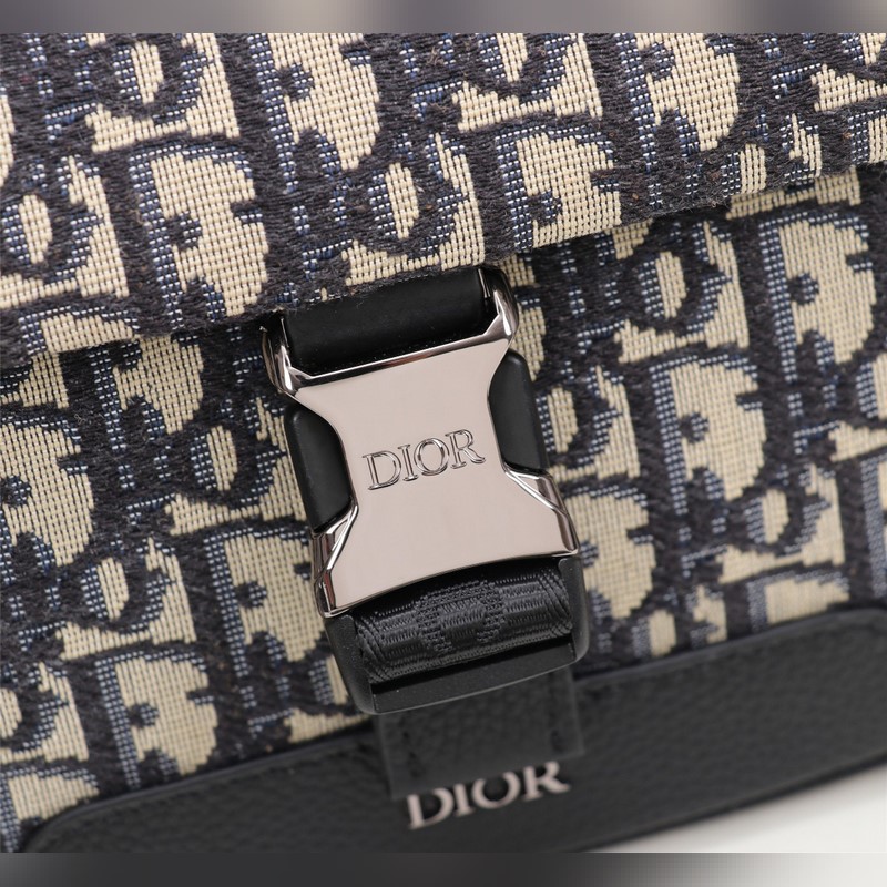 這款 Dior Explorer 手袋從經久不衰的信使包經典标識汲取靈感，重