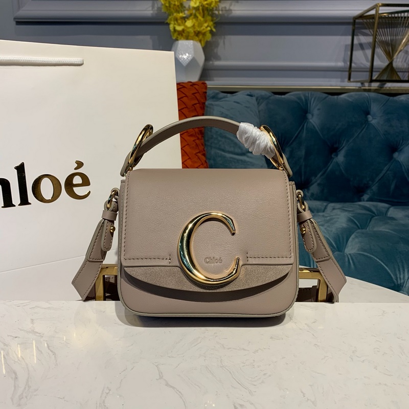 CHLOE C Bag 斜挎包 呈現時尚明快的設計風格，層疊翻蓋上裝飾标志性